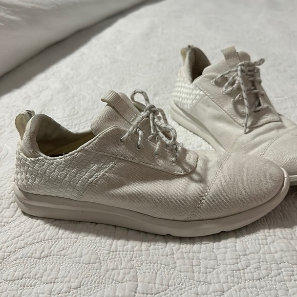 Toms | Shoes | Like New White Toms Tennis Shoes | Poshmark